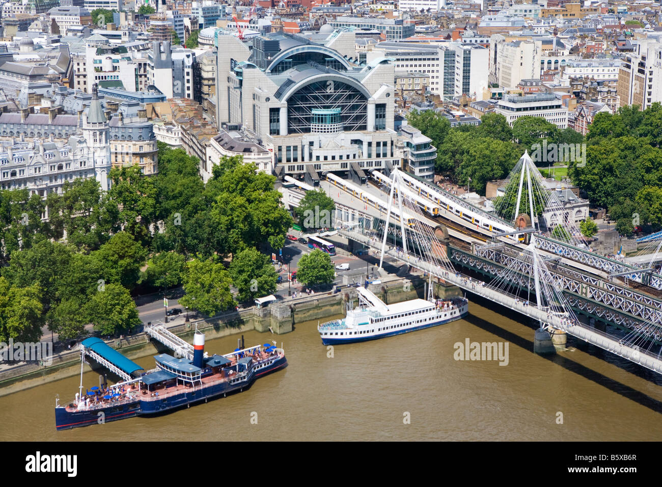 Old charing cross bridge hi-res stock photography and images - Alamy