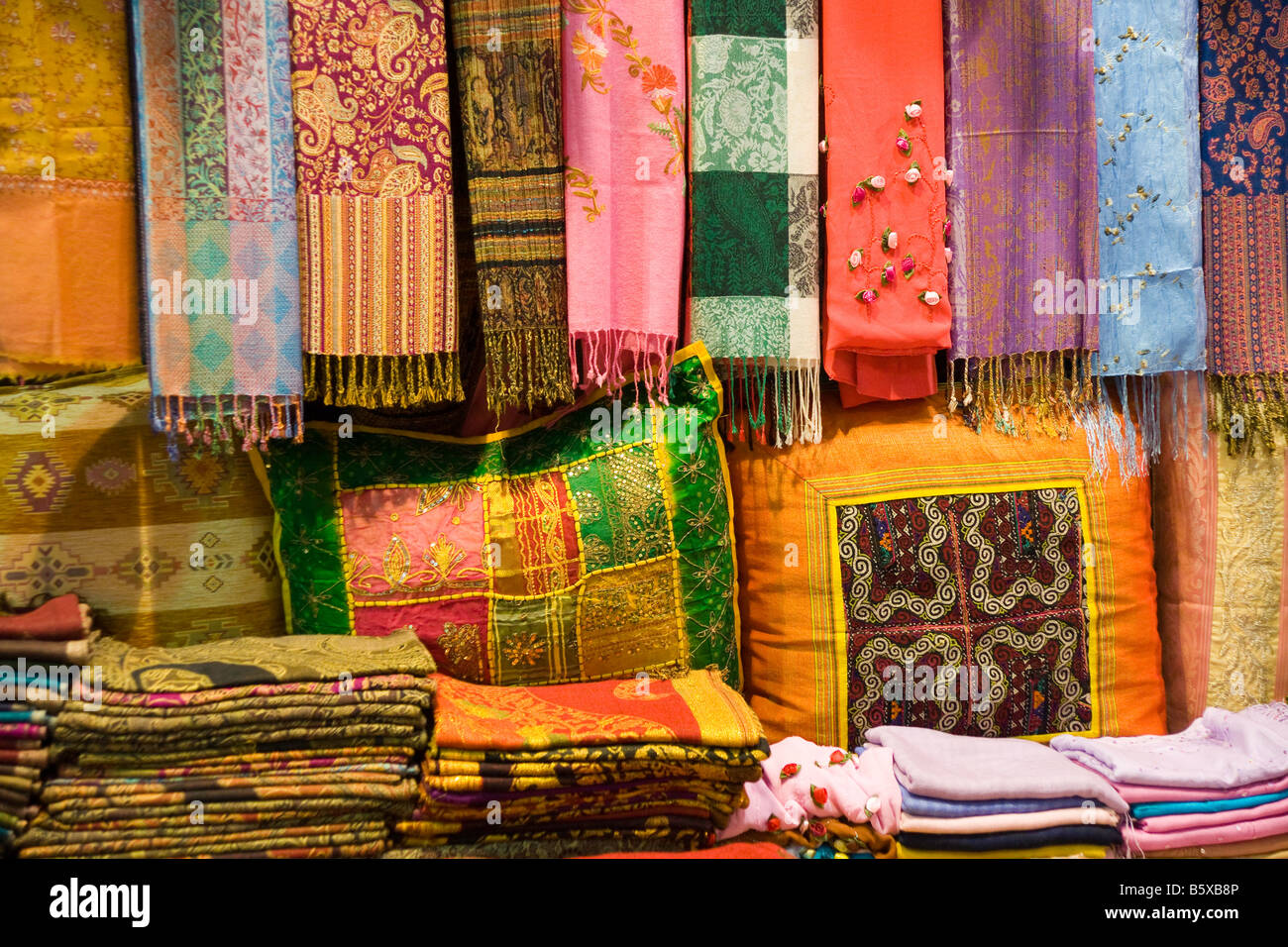 Fabric bazaar hi-res stock photography and images - Alamy