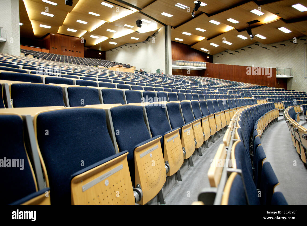 Auditorium lecture theatre seating hi-res stock photography and images ...