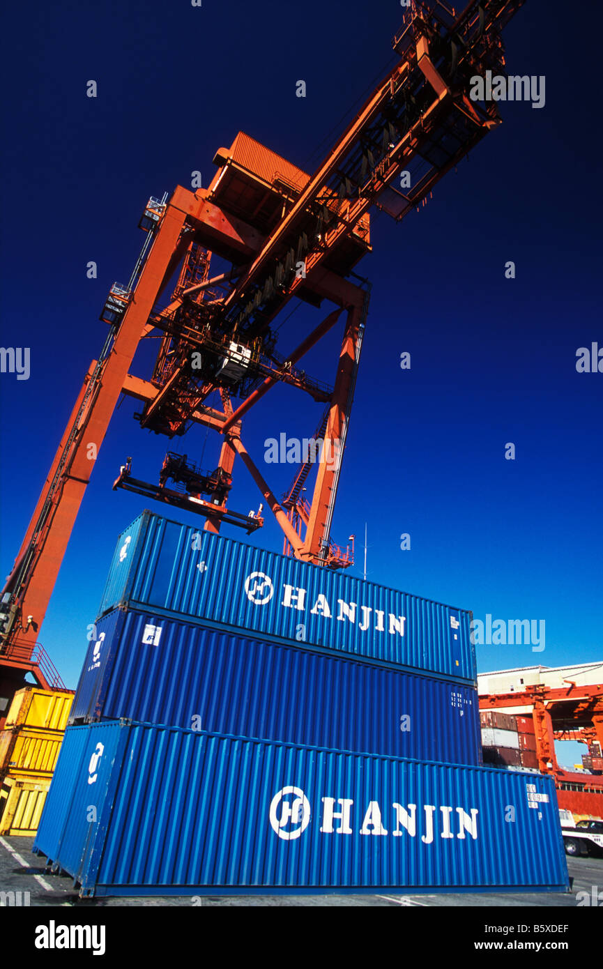 Gantry moving shipping containers hi-res stock photography and images ...