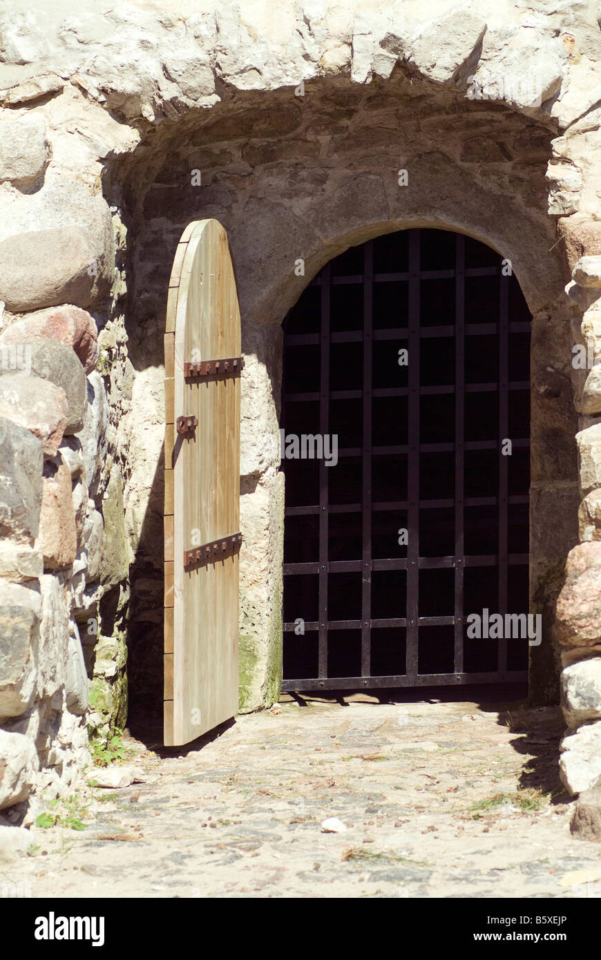 Castle dungeon door hi-res stock photography and images - Alamy