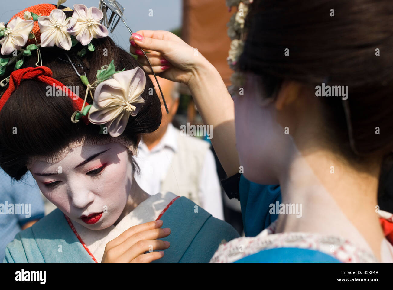 Maiko geishas wearing kimonos japan hi-res stock photography and images ...