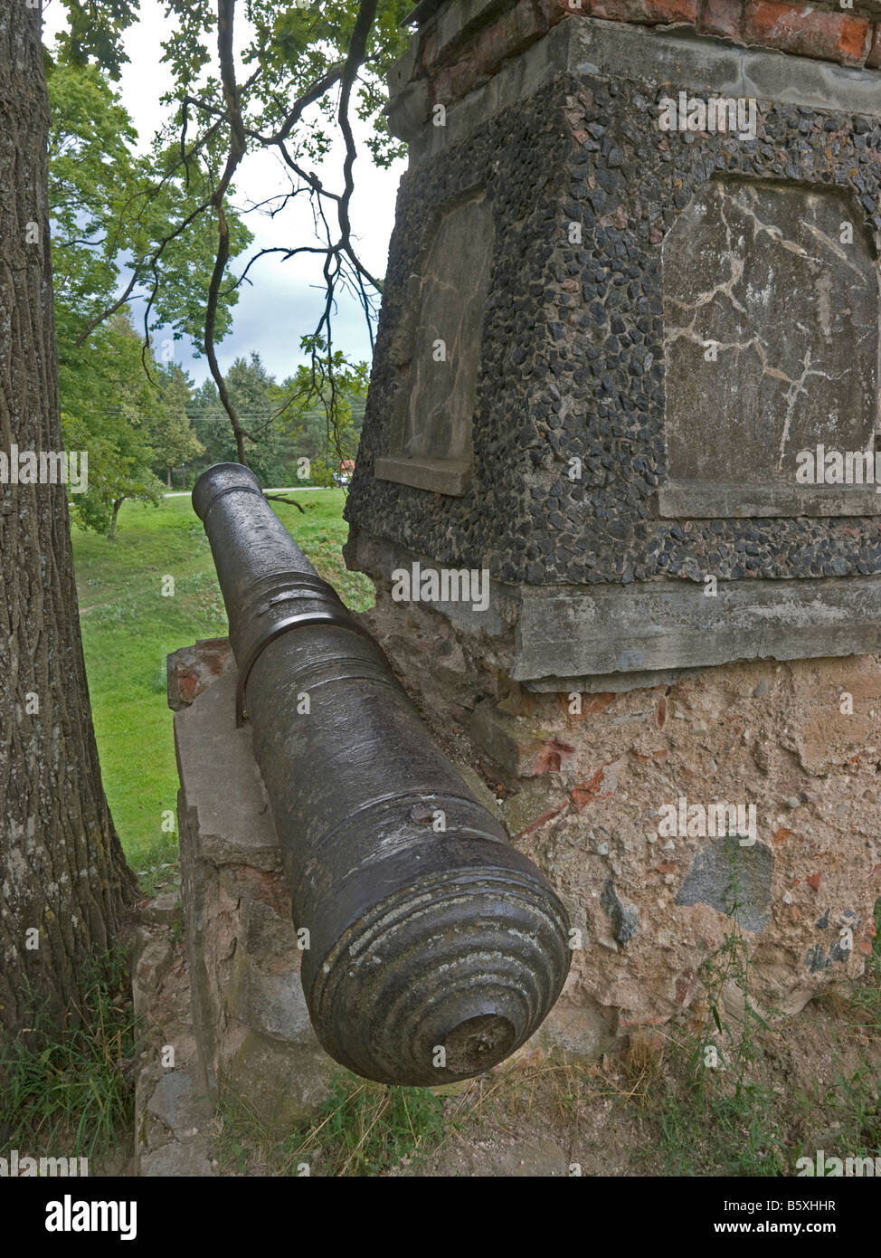 Cannon at entrance gate hi-res stock photography and images - Alamy