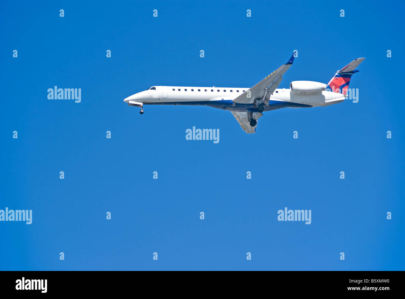Passenger plane coming in for a landing Stock Photo - Alamy