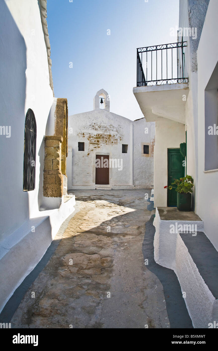 Whitewashed narrow island street hi-res stock photography and images ...