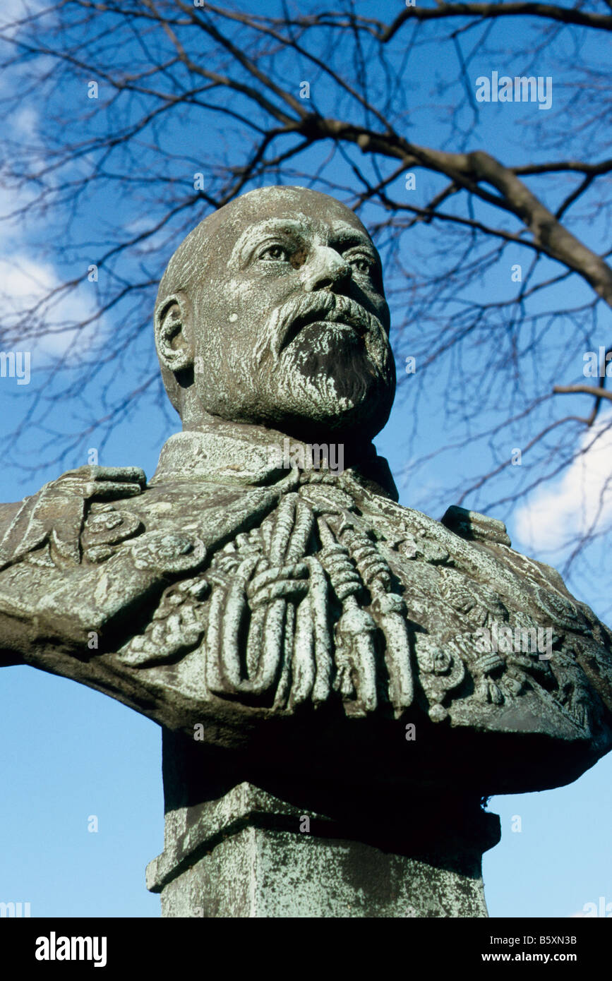 Bust of King Edward VII. Mile End Road, London E1 Stock Photo - Alamy