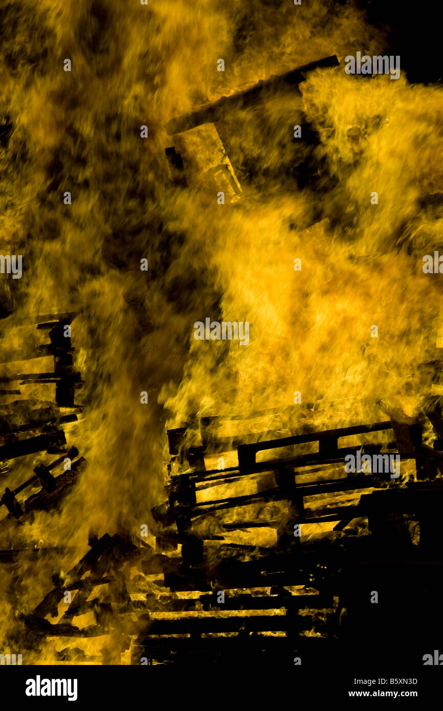 Flames burning wood Stock Photo - Alamy