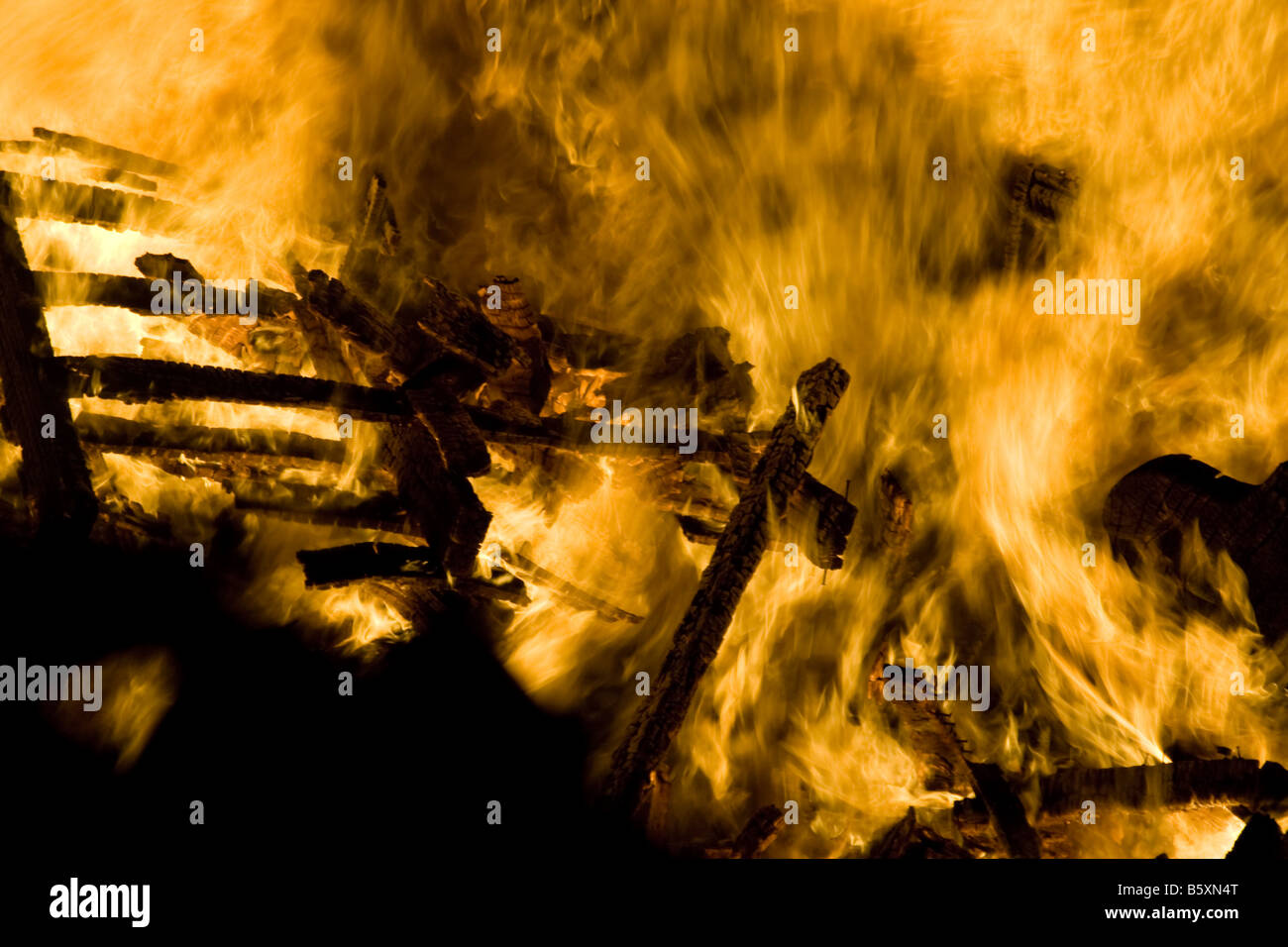 Flames burning wood Stock Photo - Alamy
