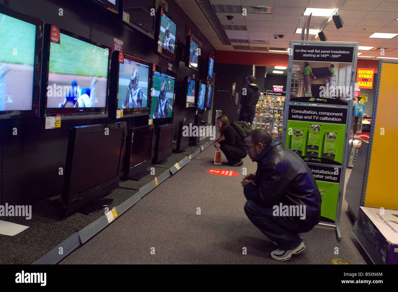 Customers take advantage of sales at a Circuit City electronics store ...