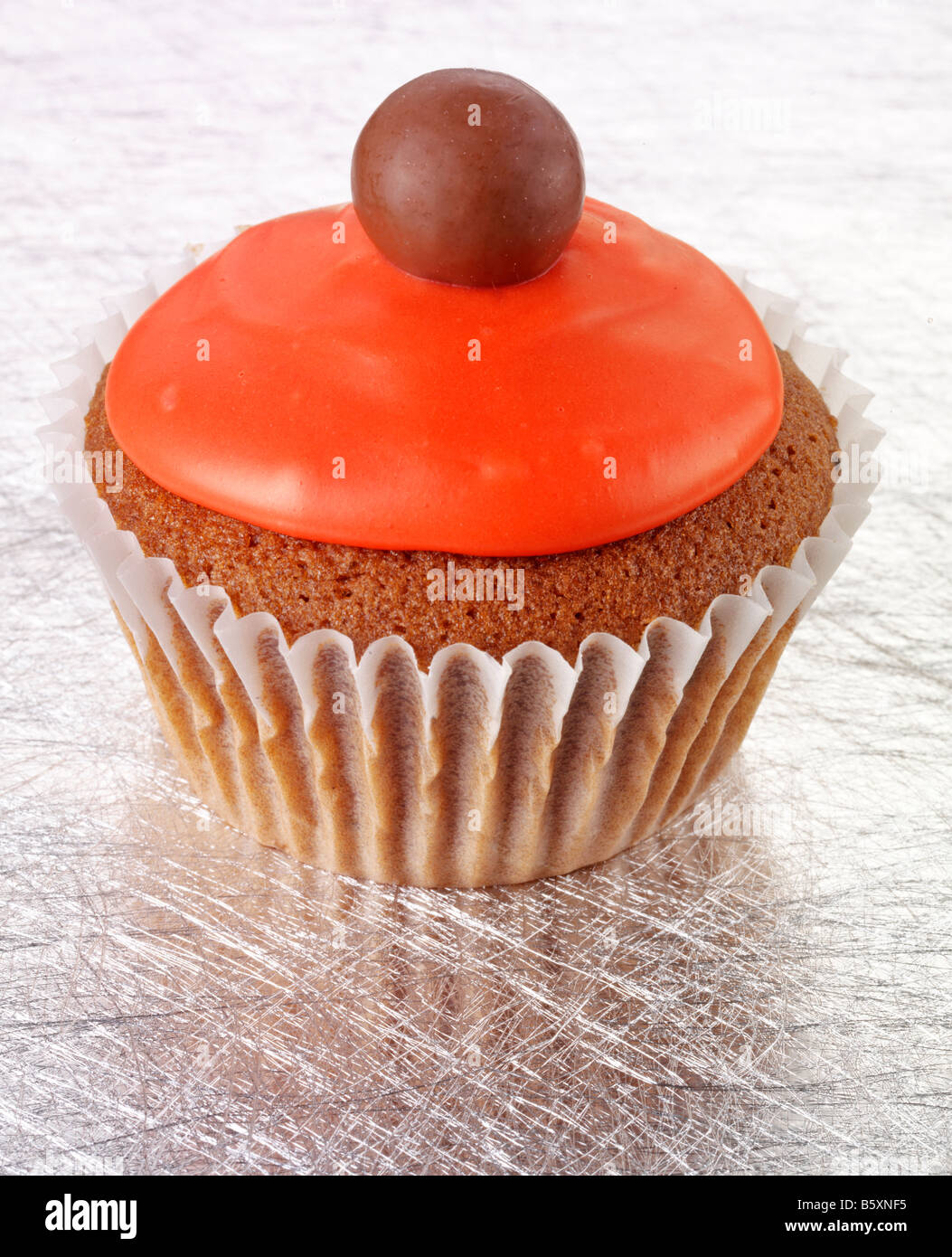 SINGLE RED ICED CUPCAKE Stock Photo - Alamy