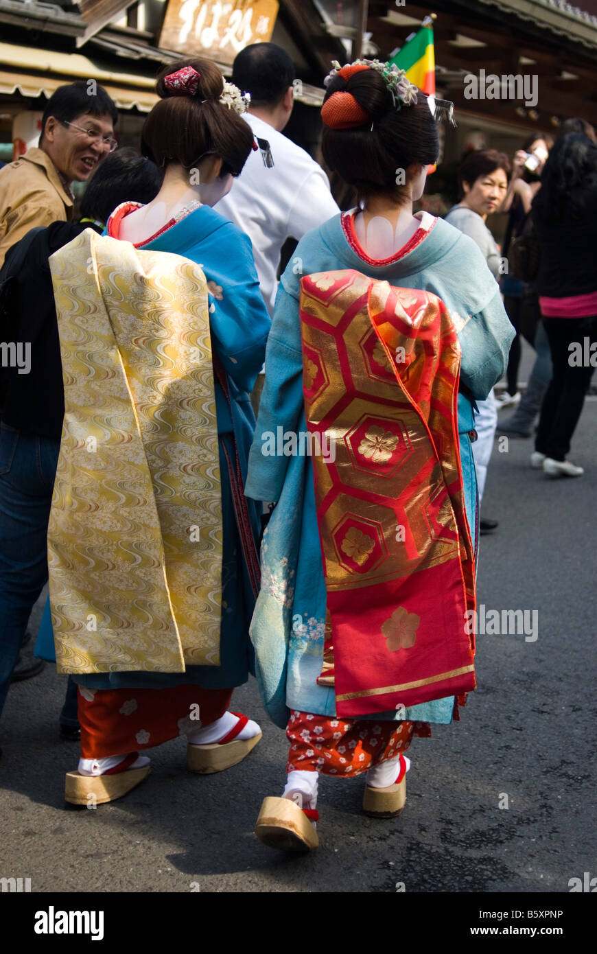 Maiko geishas wearing kimonos japan hi-res stock photography and images ...
