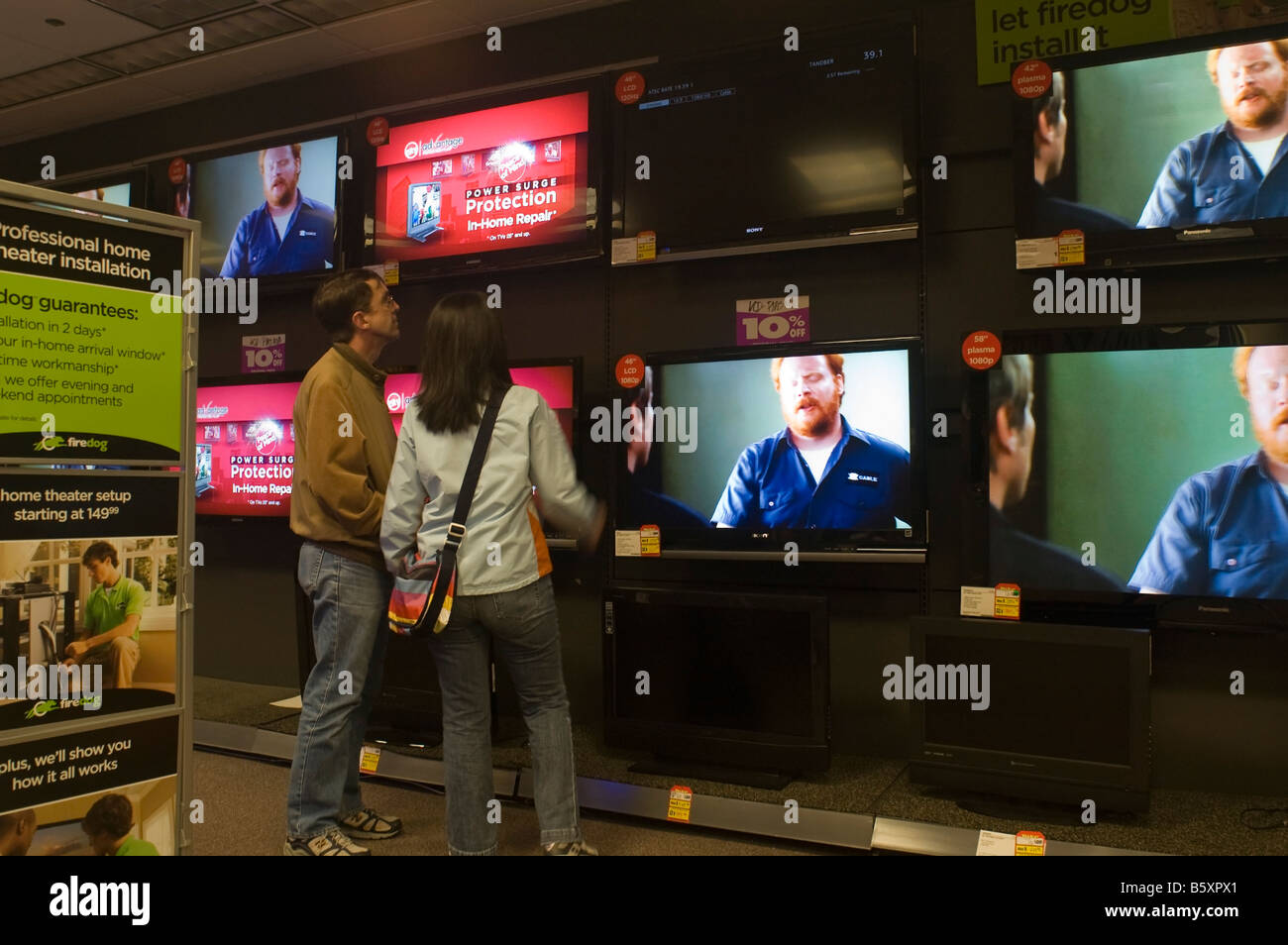 Customers take advantage of sales at a Circuit City electronics store ...