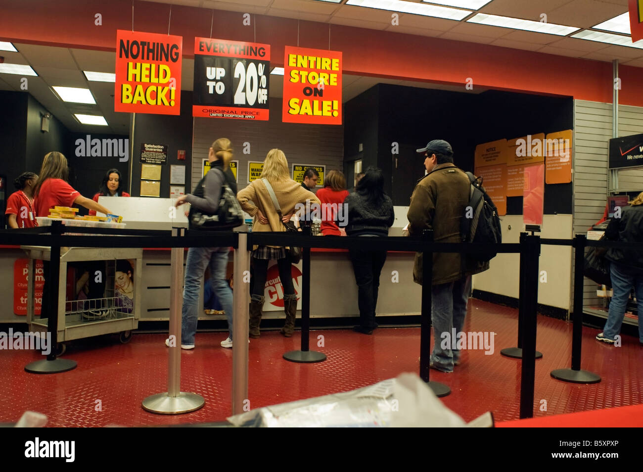 Customers take advantage of sales at a Circuit City electronics store ...