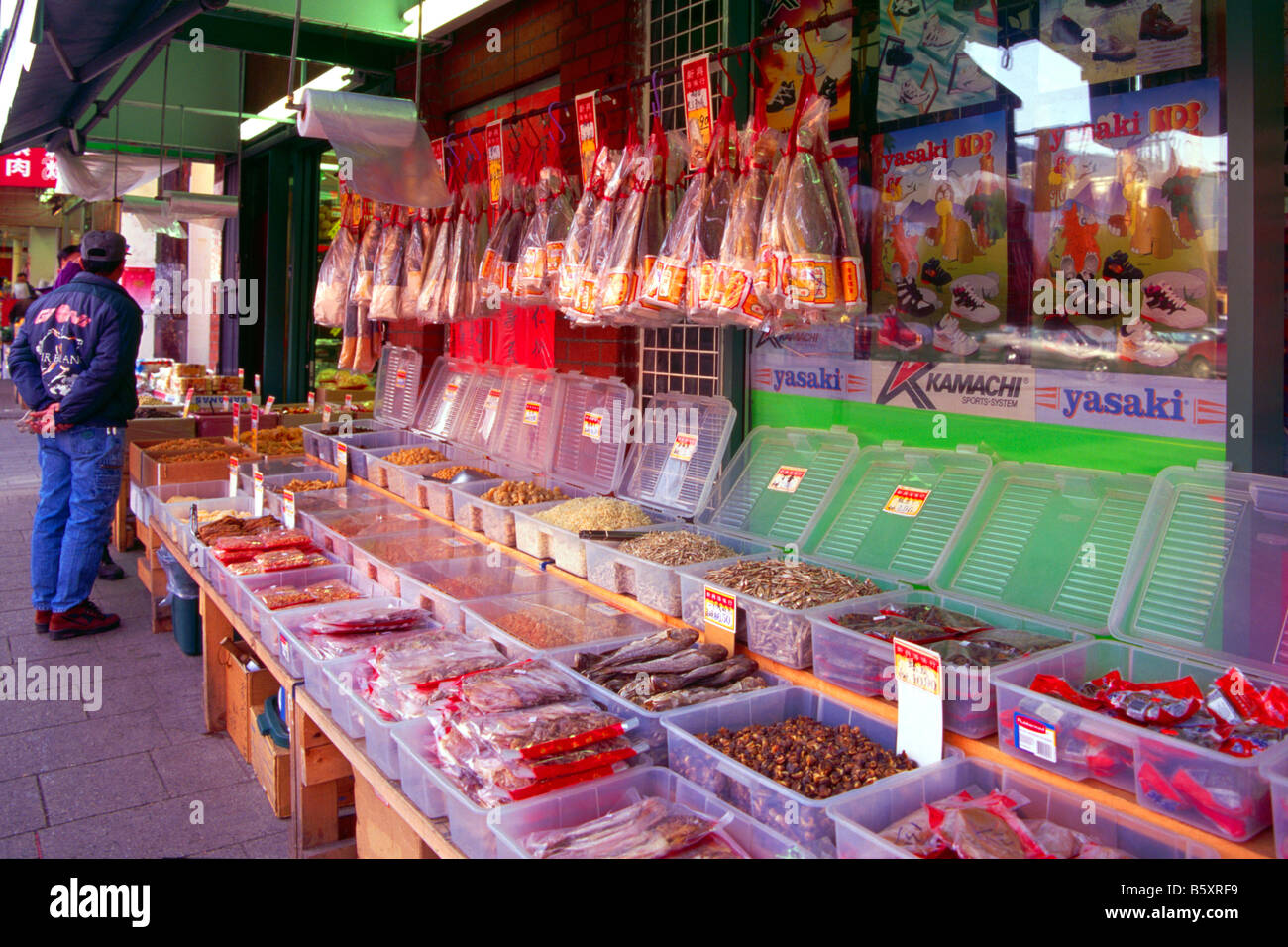 Chinese store fronts hi-res stock photography and images - Alamy