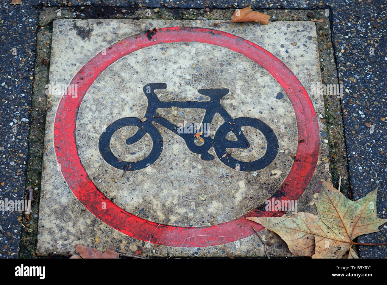 Bike path sign Stock Photo - Alamy