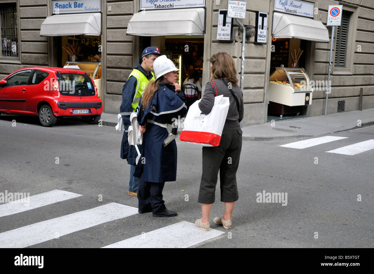 Police woman speaking to member of public Stock Photo - Alamy