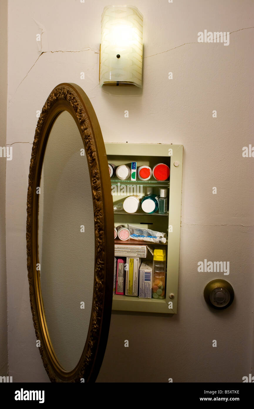 Drugs counter hi-res stock photography and images - Alamy