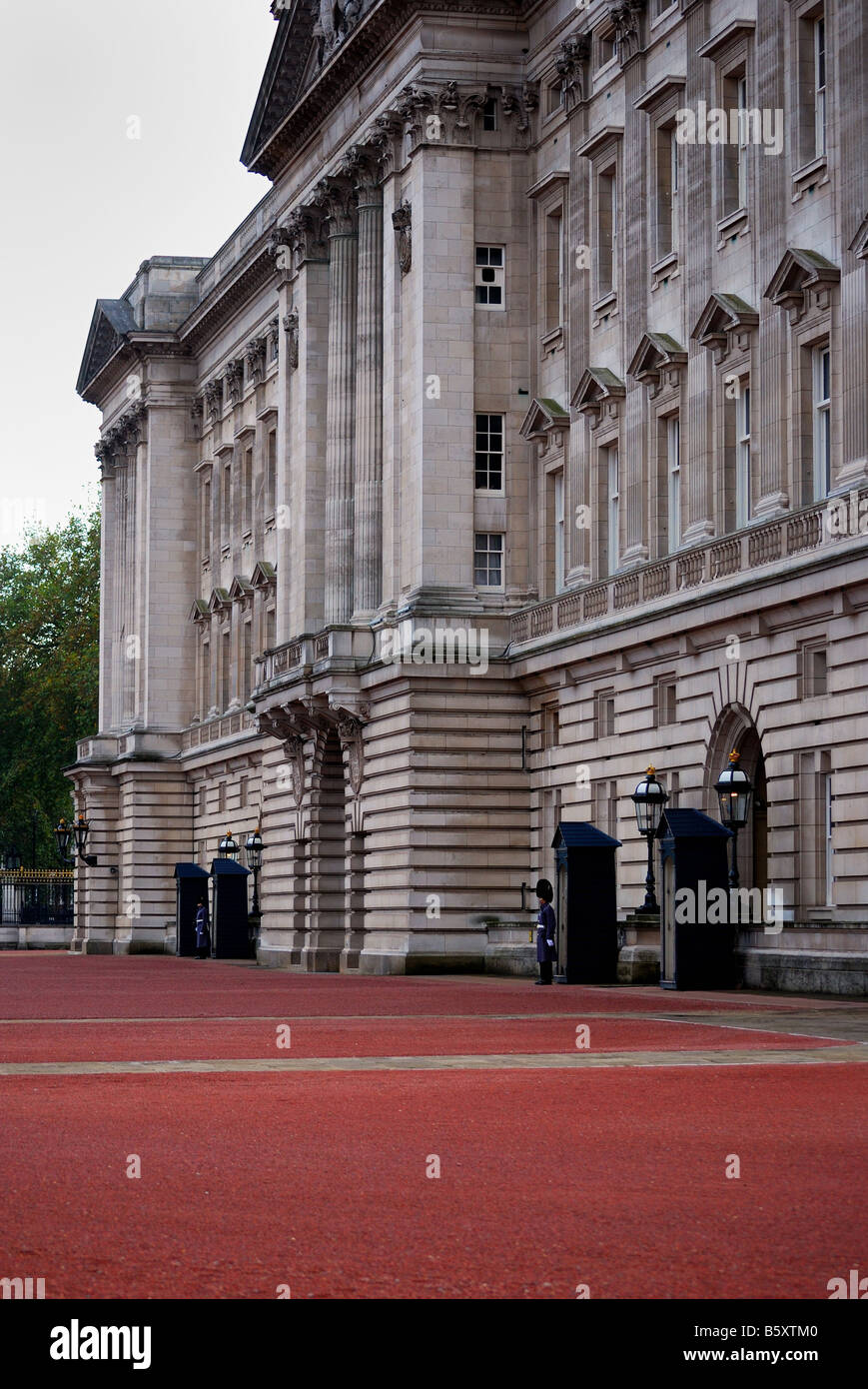 Guard box buckingham palace london hi-res stock photography and images ...