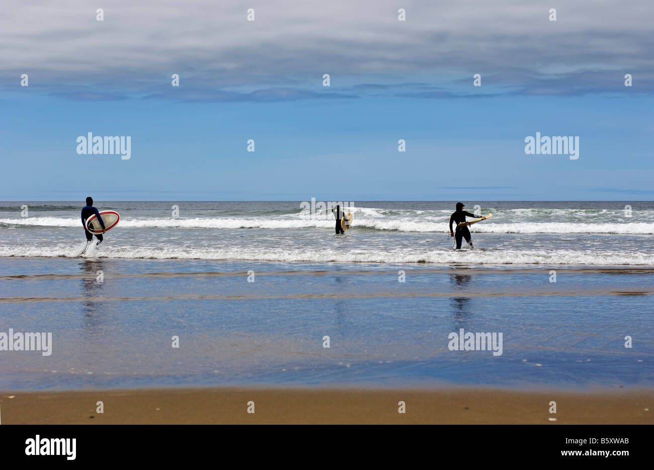 Three surfers hi-res stock photography and images - Alamy