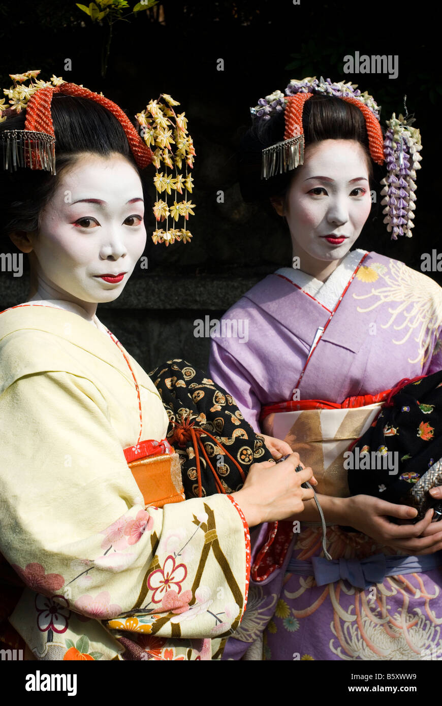 Geisha wearing traditional costume in kyoto hi-res stock photography ...