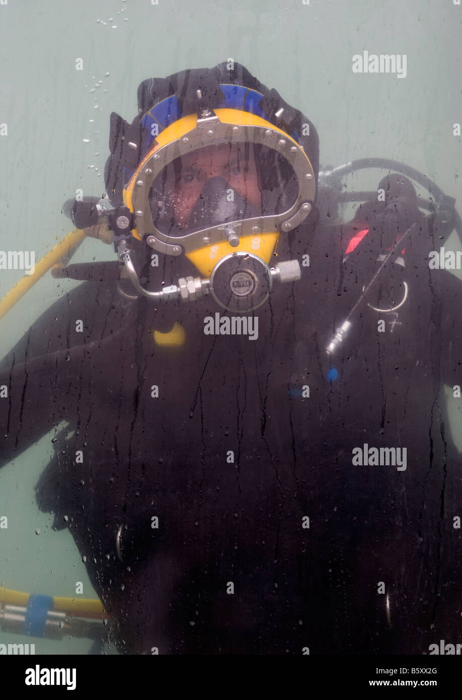 A submerged Royal Navy diver Stock Photo - Alamy