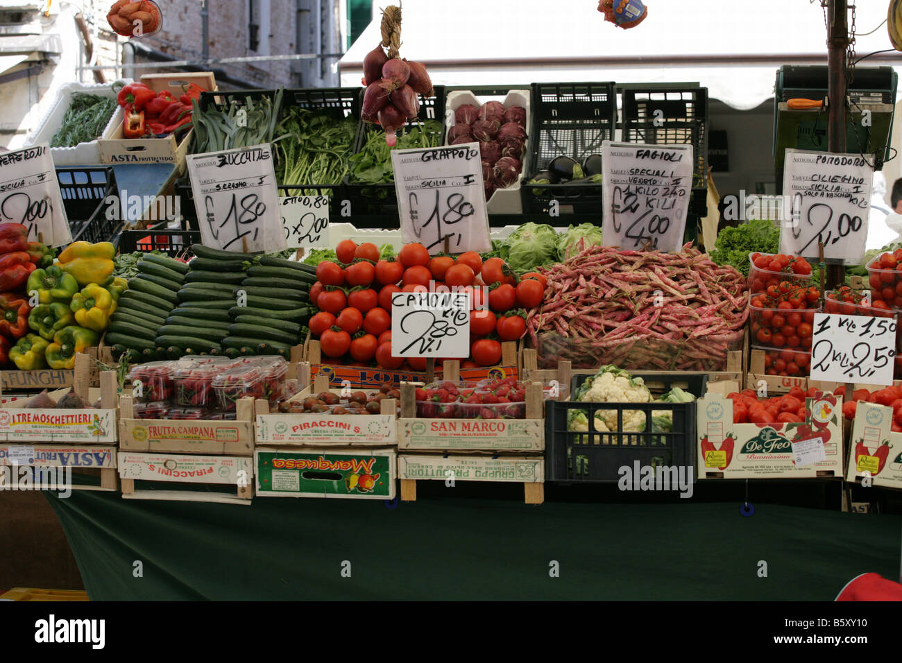 european produce stand Stock Photo - Alamy
