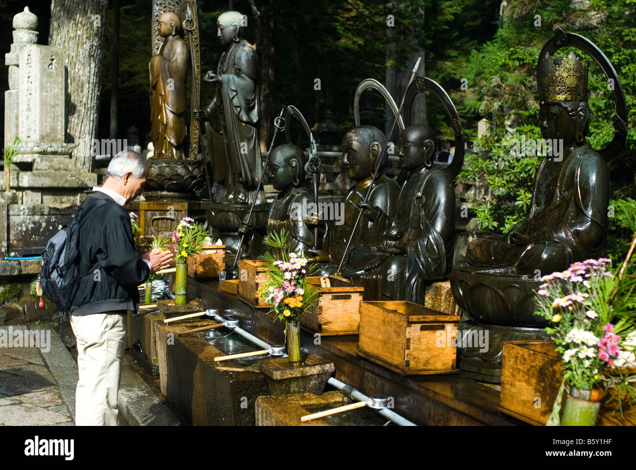 Japanese grave sites hi-res stock photography and images - Alamy