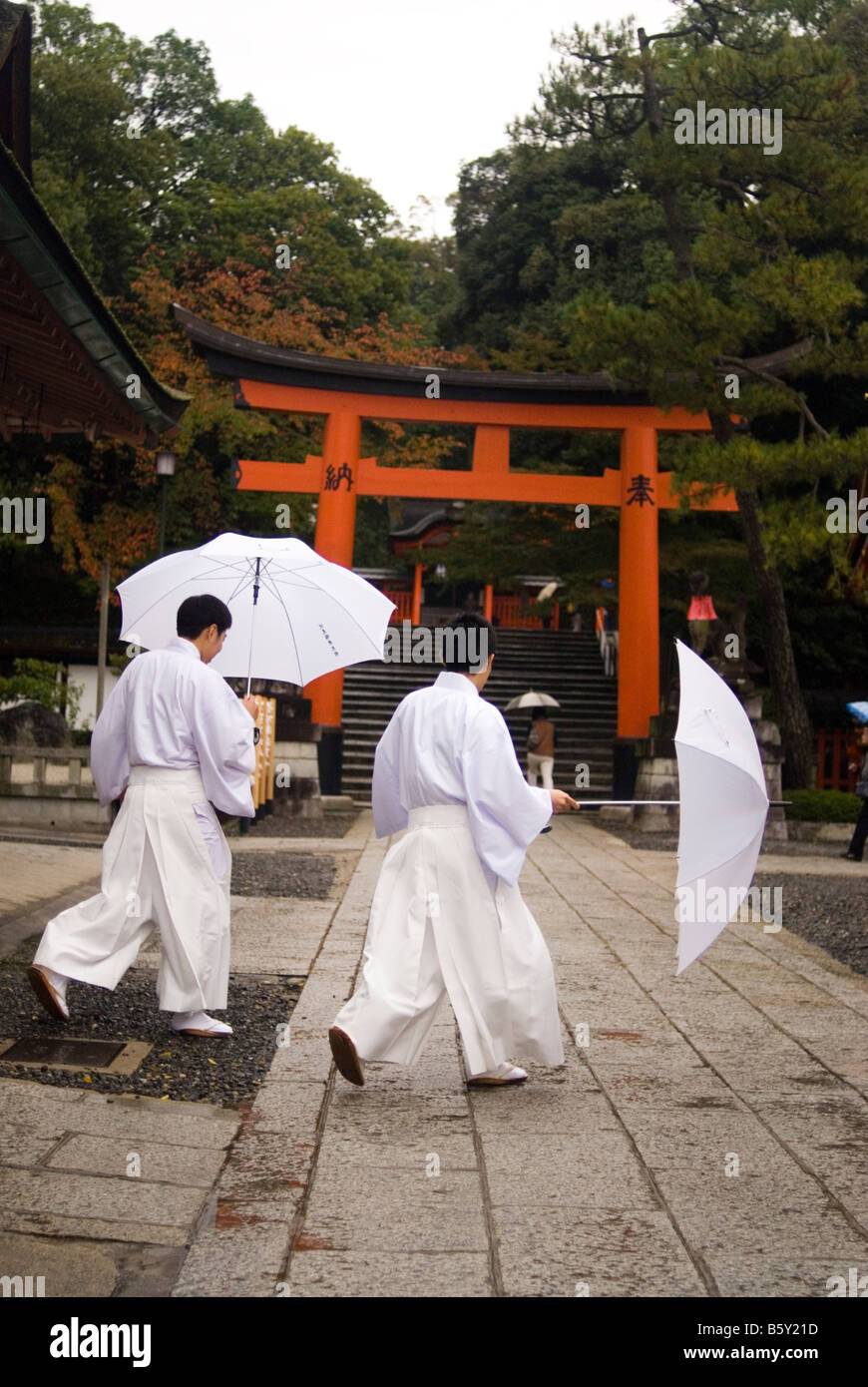 Shinto monk in Fushimi Inari Taisha in Japan Stock Photo - Alamy