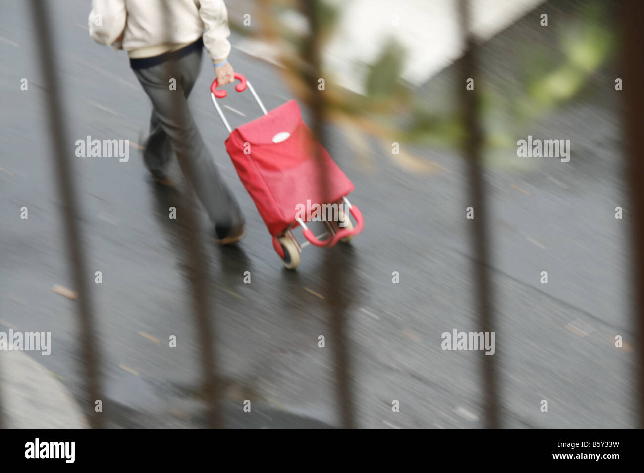Old man pulling shopping trolley hi-res stock photography and images ...