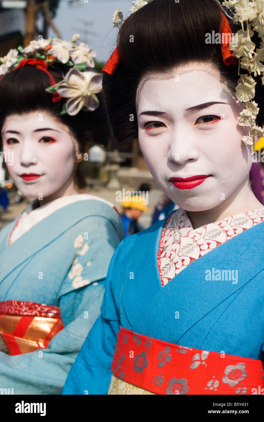 Maiko geishas wearing kimonos japan hi-res stock photography and images ...