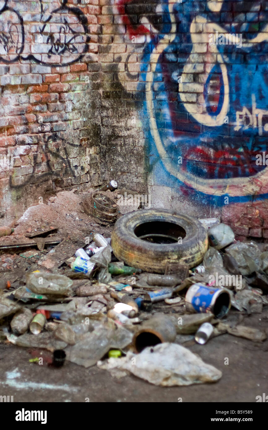 Painted garbage cans hi-res stock photography and images - Alamy