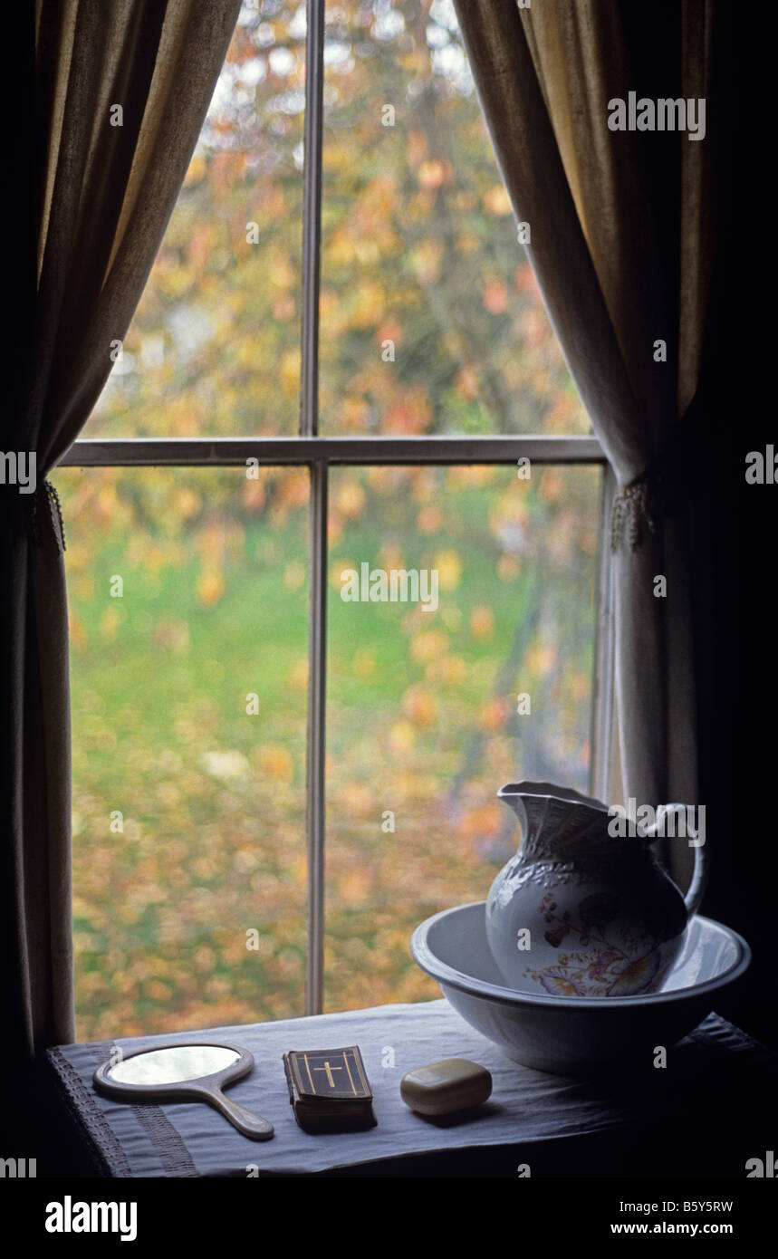 Wash basin and pitcher hi-res stock photography and images - Alamy