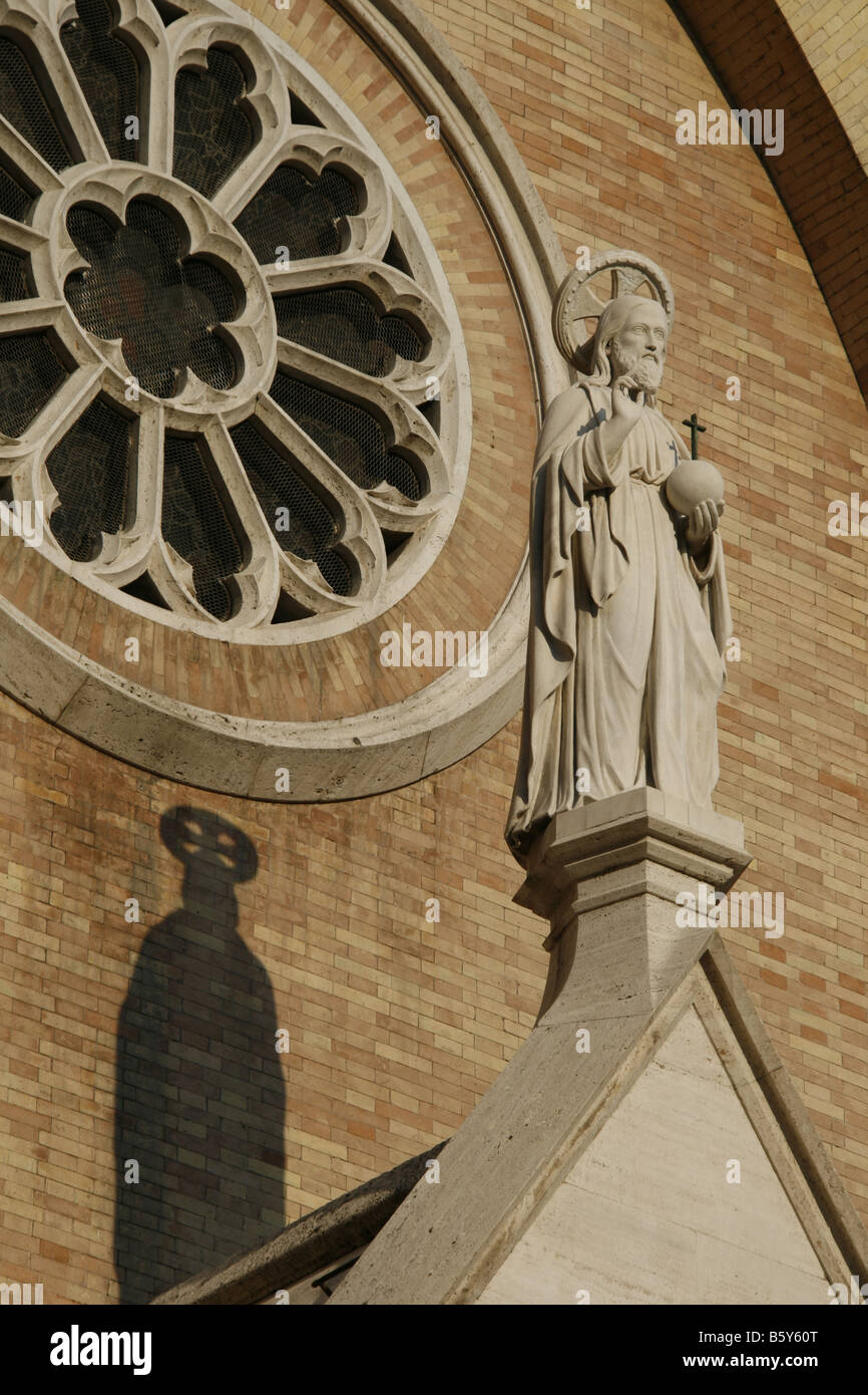 statue by church window in rome italy Stock Photo - Alamy
