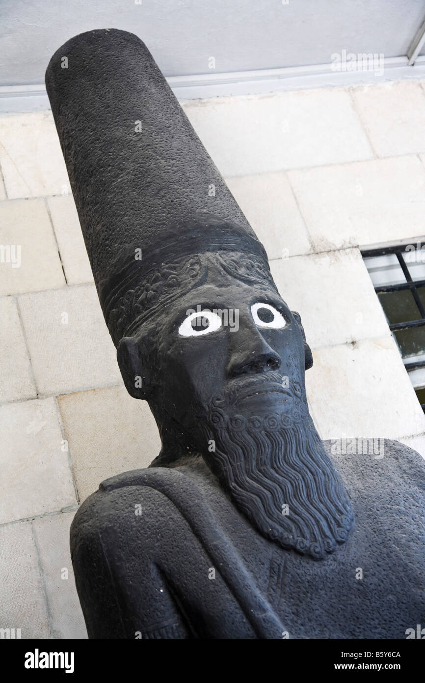 Assyrian statue hi-res stock photography and images - Alamy