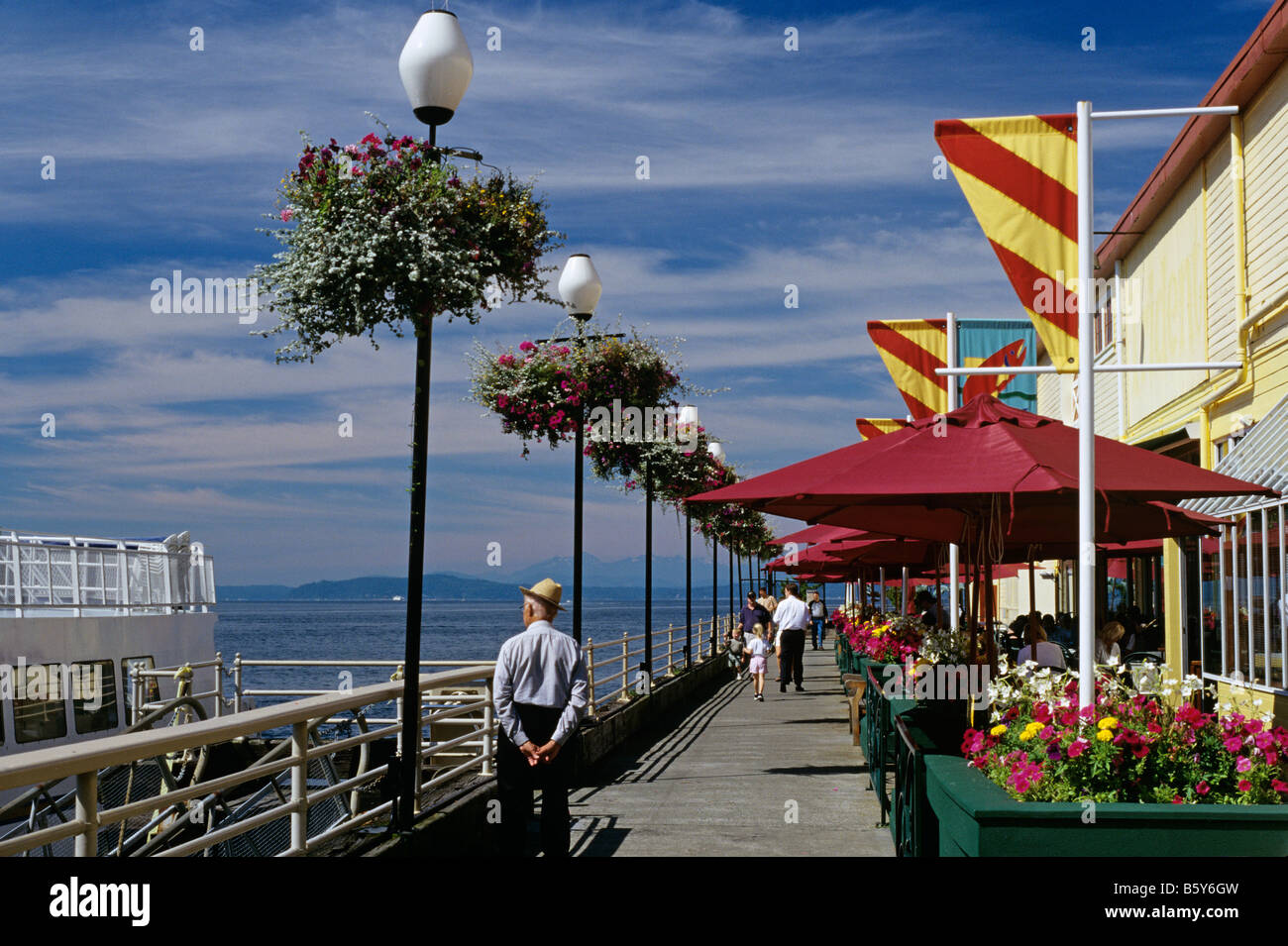 Retro image Seattle waterfront with Puget Sound and tourists ...