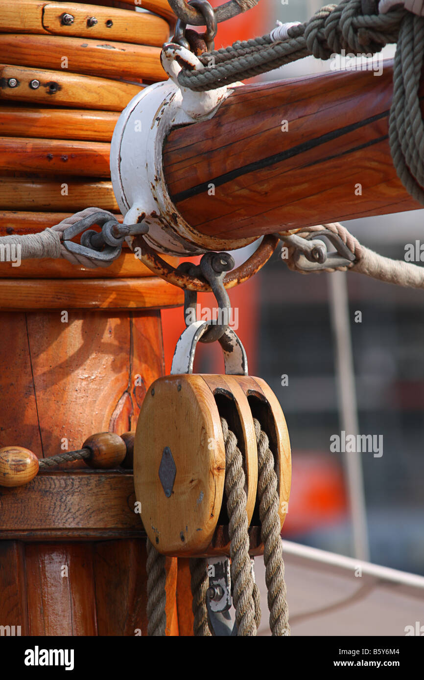 Old fashioned ship boat rigging hi-res stock photography and images - Alamy