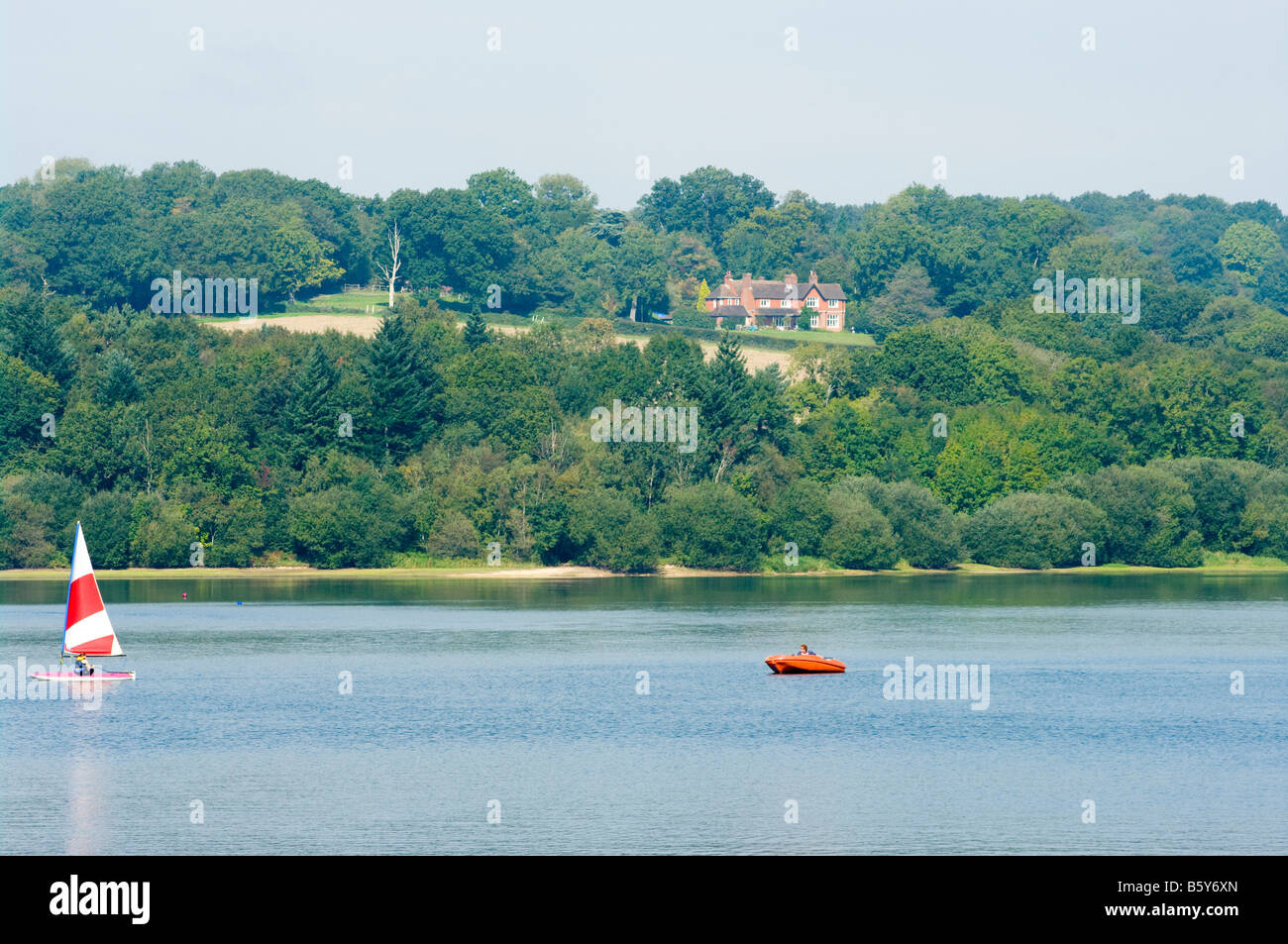 Sailing ardingly reservoir lake west hi-res stock photography and ...