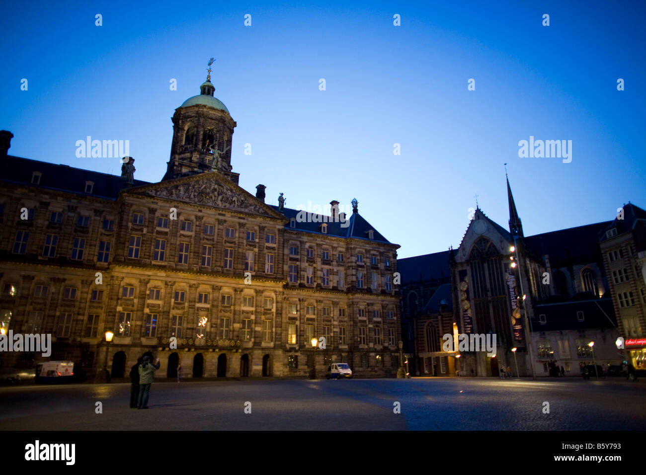 Night falls on Amsterdam’s Dam Square, bordered by Koninklijk Paleis ...