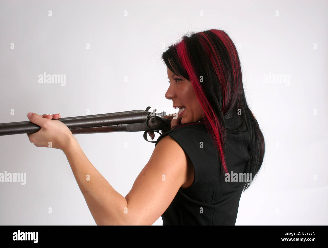 Woman shooting shotgun hi-res stock photography and images - Alamy