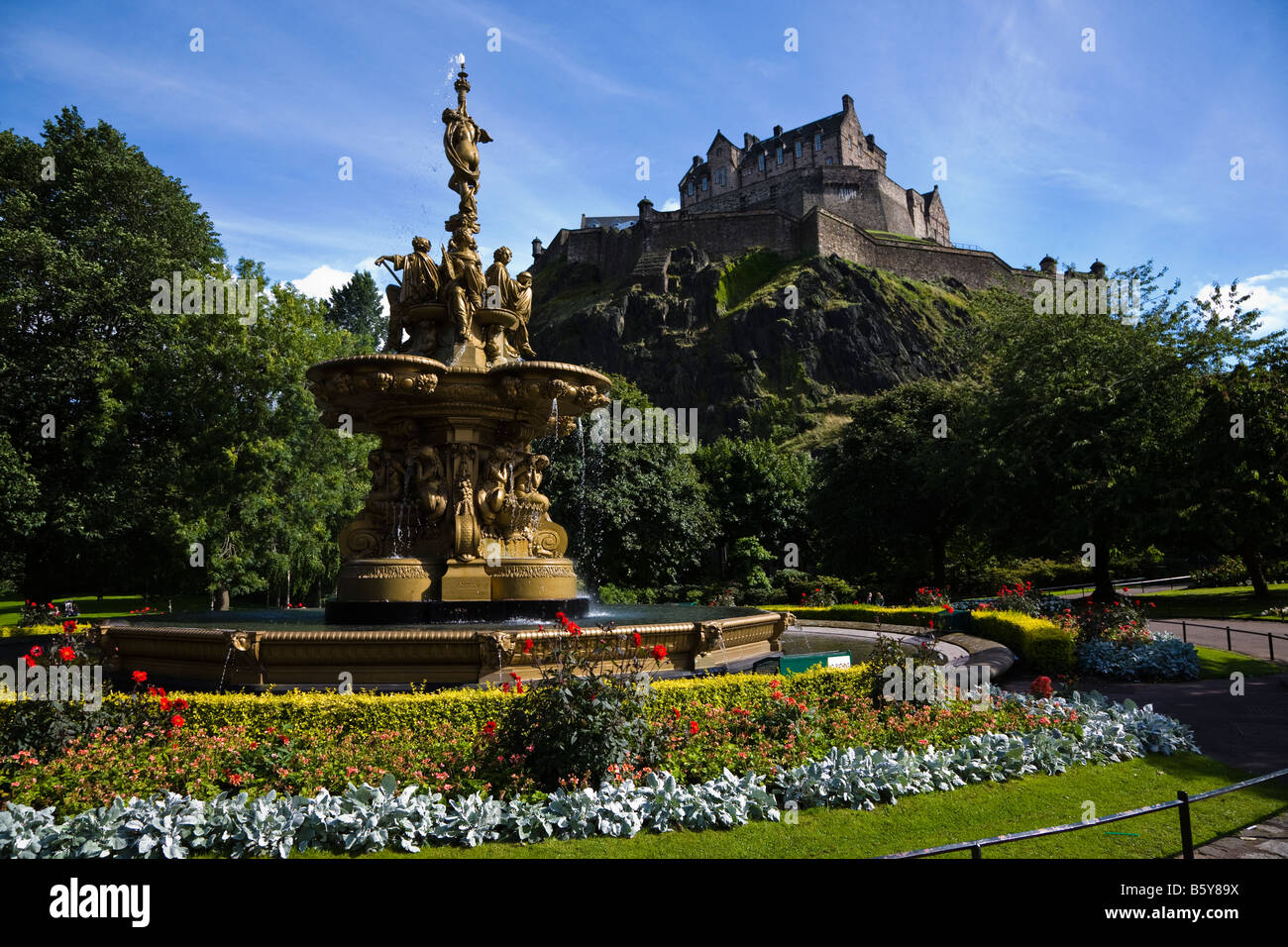 Edinburgh castle water fountain edinburgh hi-res stock photography and ...