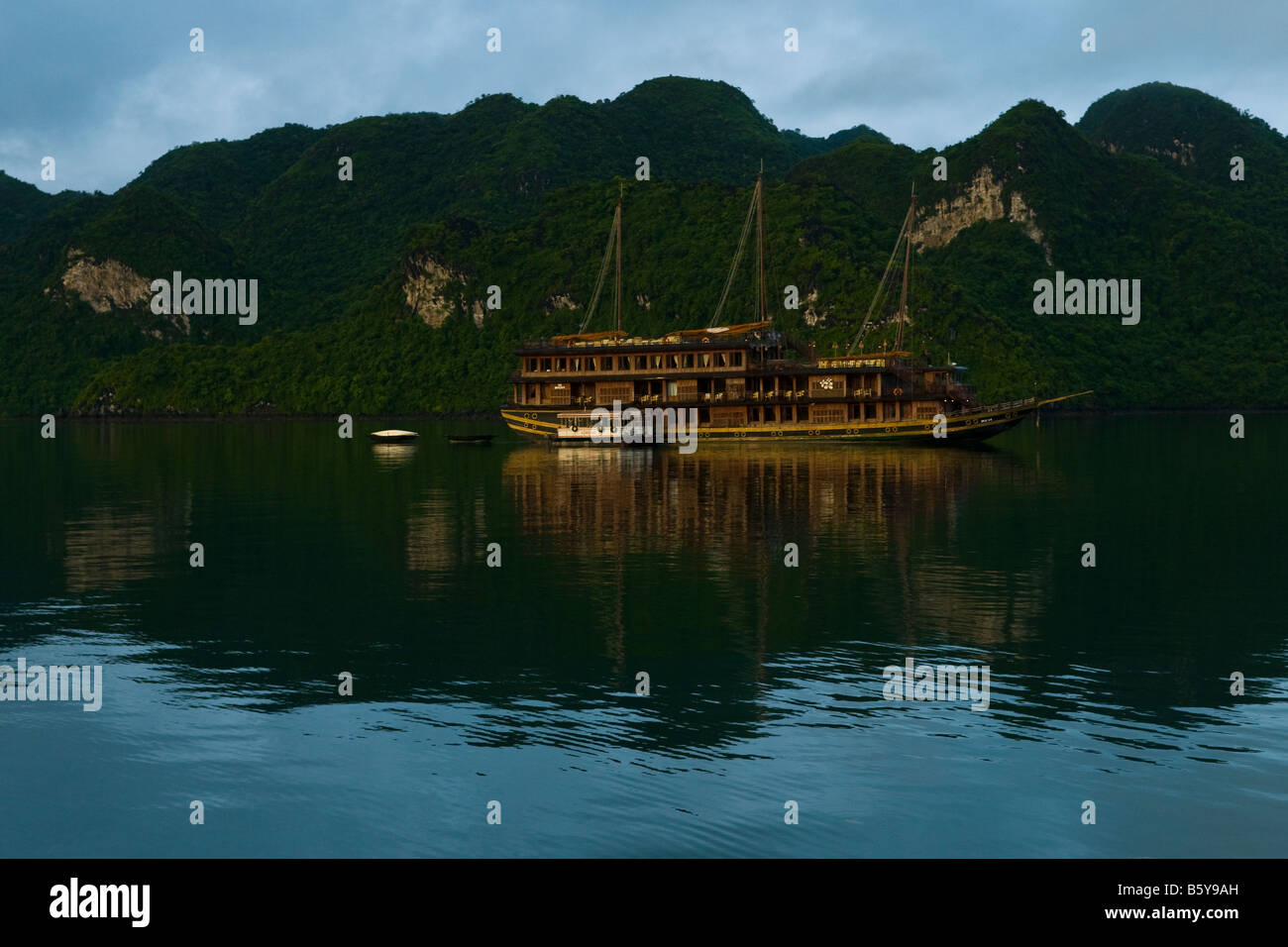 Vietnamese junk boat hi-res stock photography and images - Alamy
