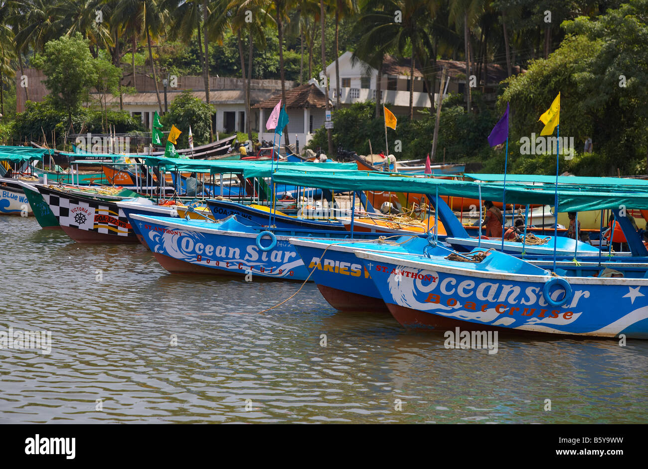 Tourist sightseeing boats hi-res stock photography and images - Alamy
