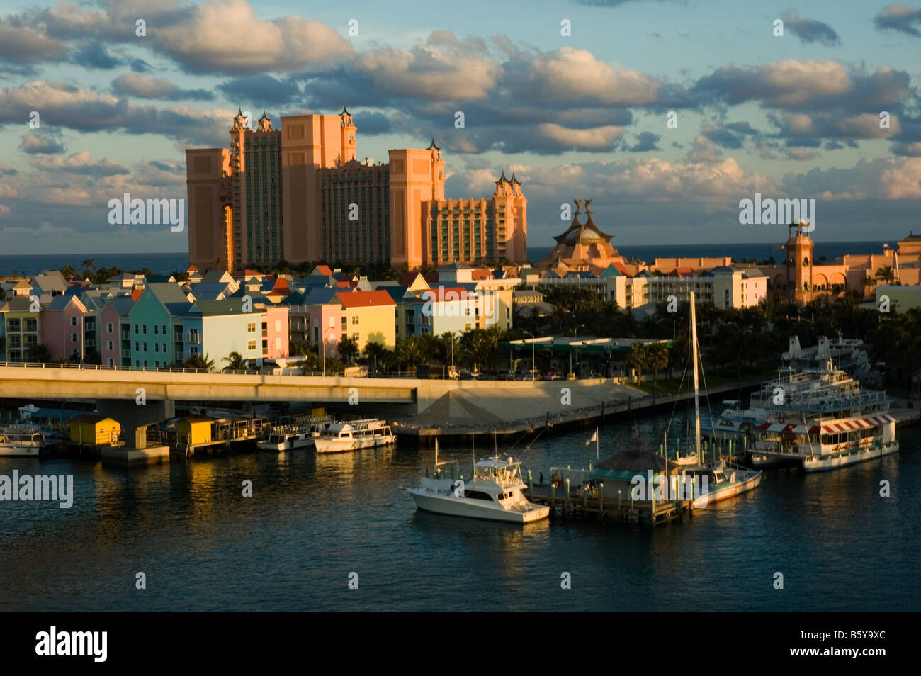 Nassau docks hi-res stock photography and images - Alamy