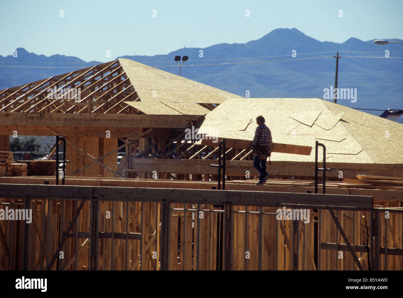 Workers install roof panels on new construction Stock Photo - Alamy