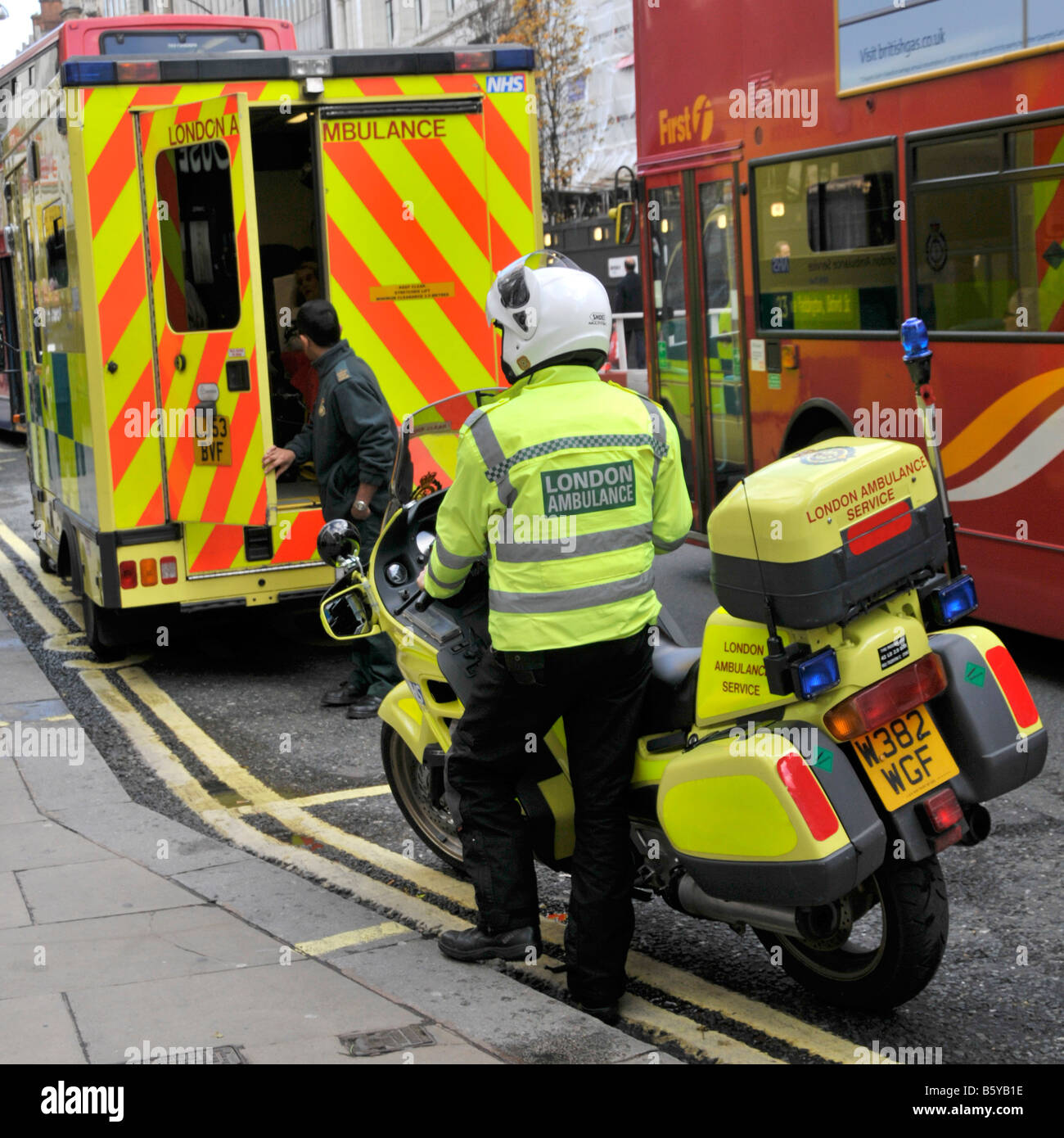 London oxford street ambulance service hi-res stock photography and ...