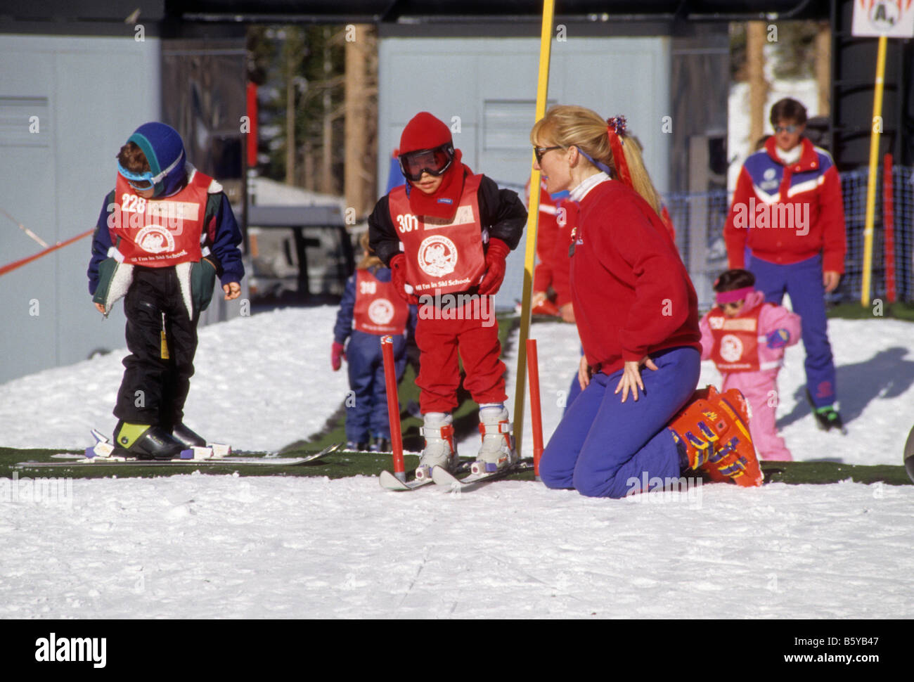 Young children take first skiing lesson Stock Photo - Alamy