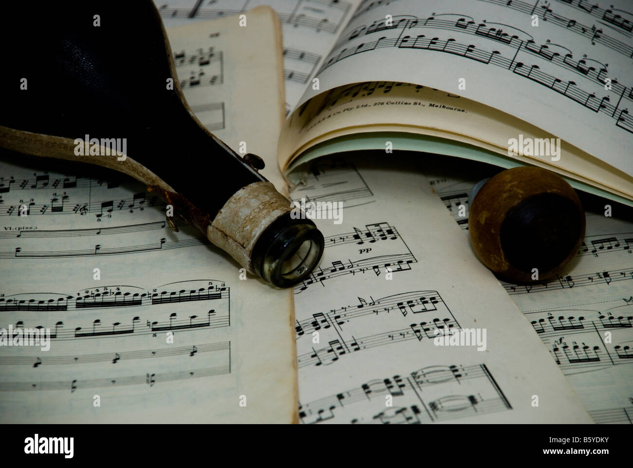 Music score sheets hi-res stock photography and images - Alamy