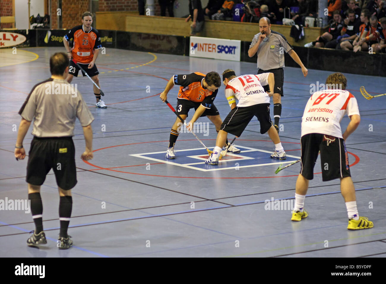Face-off at a floorball game in Nyköping between ONYX and Finspång ...