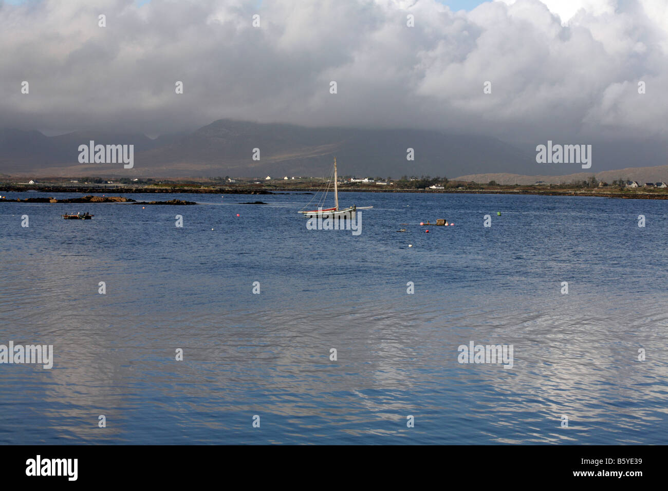 Roundstone Bay The Mamturk Mountains in the background Roundstone ...