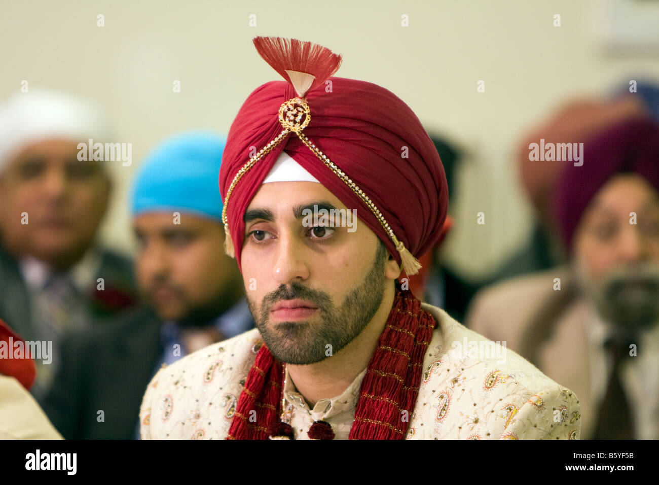 Sikh groom in gurdwara temple hi-res stock photography and images - Alamy